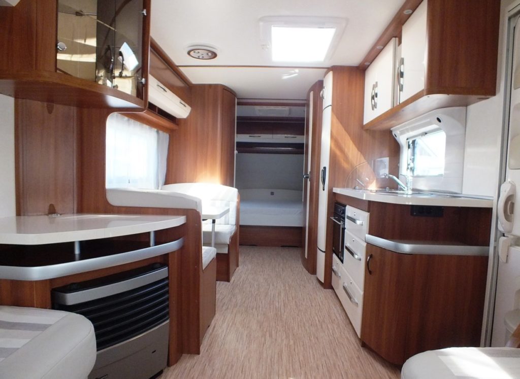 HOBBY VIP 695 UMFF bj.2015, QUEENSBED, MIDDENZIT, VOORTENT