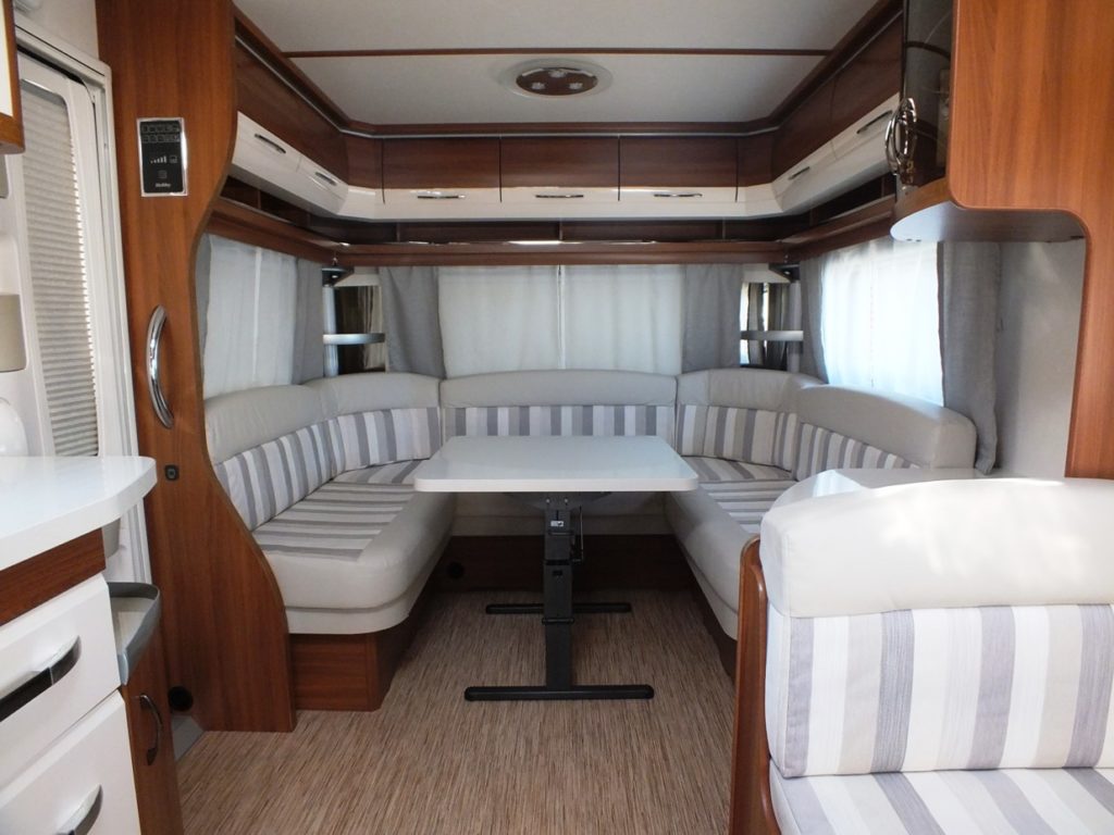 HOBBY VIP 695 UMFF bj.2015, QUEENSBED, MIDDENZIT, VOORTENT