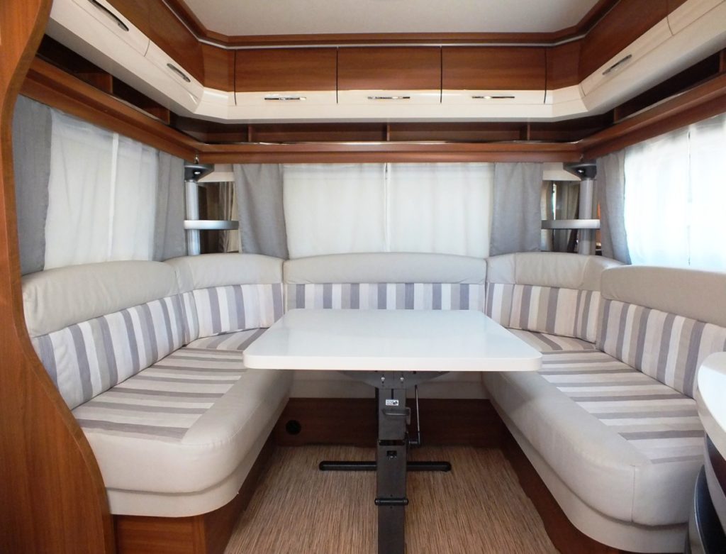 HOBBY VIP 695 UMFF bj.2015, QUEENSBED, MIDDENZIT, VOORTENT