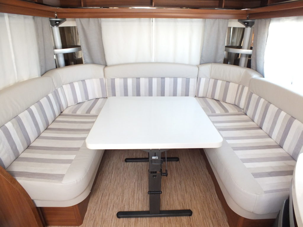 HOBBY VIP 695 UMFF bj.2015, QUEENSBED, MIDDENZIT, VOORTENT