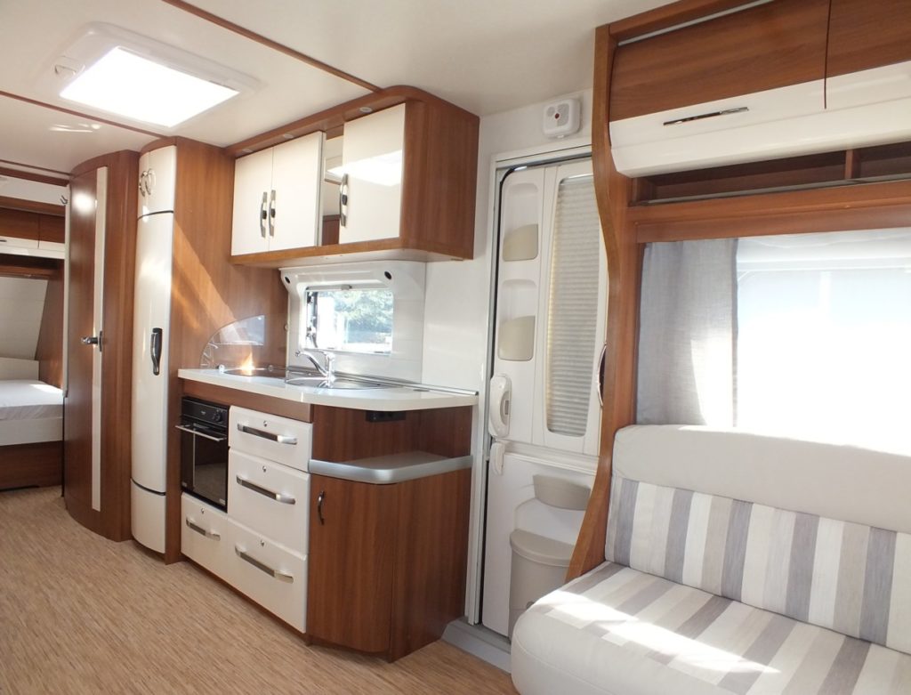 HOBBY VIP 695 UMFF bj.2015, QUEENSBED, MIDDENZIT, VOORTENT