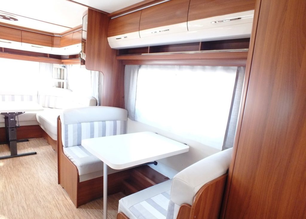 HOBBY VIP 695 UMFF bj.2015, QUEENSBED, MIDDENZIT, VOORTENT