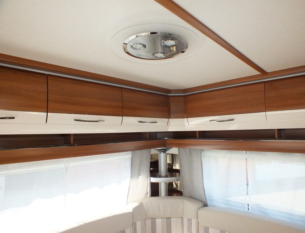 HOBBY VIP 695 UMFF bj.2015, QUEENSBED, MIDDENZIT, VOORTENT