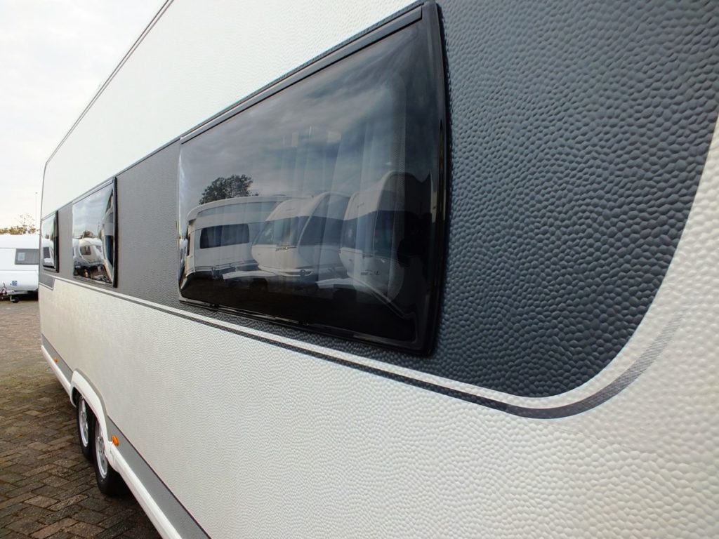 Hobby Vip 645 UMFE BJ. 2015 MIDDENZIT, VOORTENT