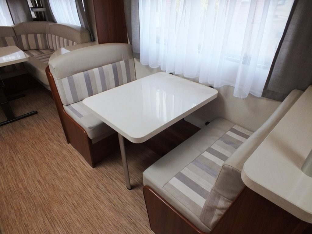 Hobby Vip 645 UMFE BJ. 2015 MIDDENZIT, VOORTENT