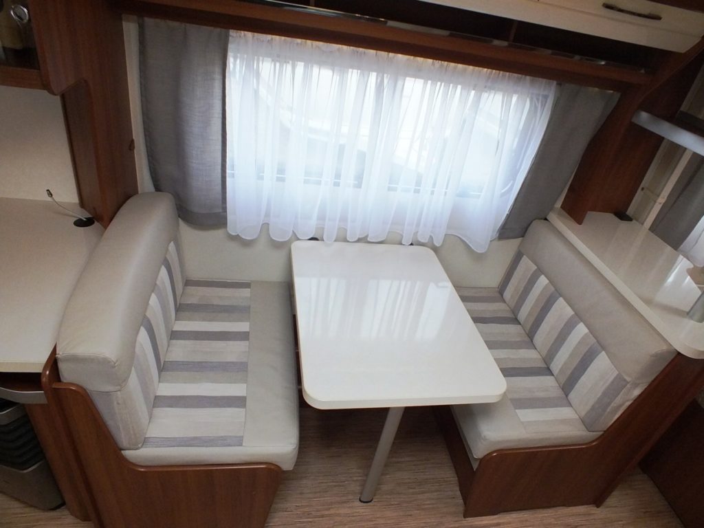 Hobby Vip 645 UMFE BJ. 2015 MIDDENZIT, VOORTENT