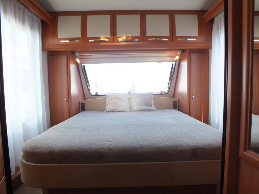 HOBBY Prestige 695 VIP bj.2012, met QUEENSBED, VOORTENT