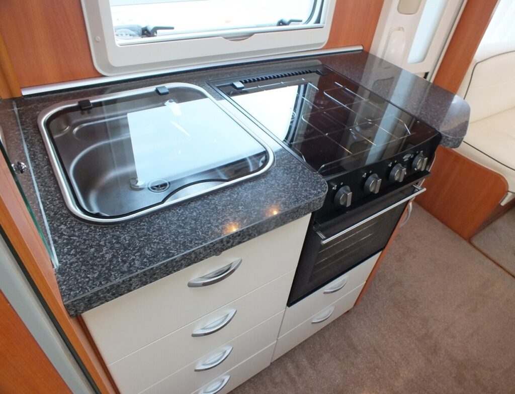 HOBBY Prestige 695 VIP bj.2012, met QUEENSBED, VOORTENT