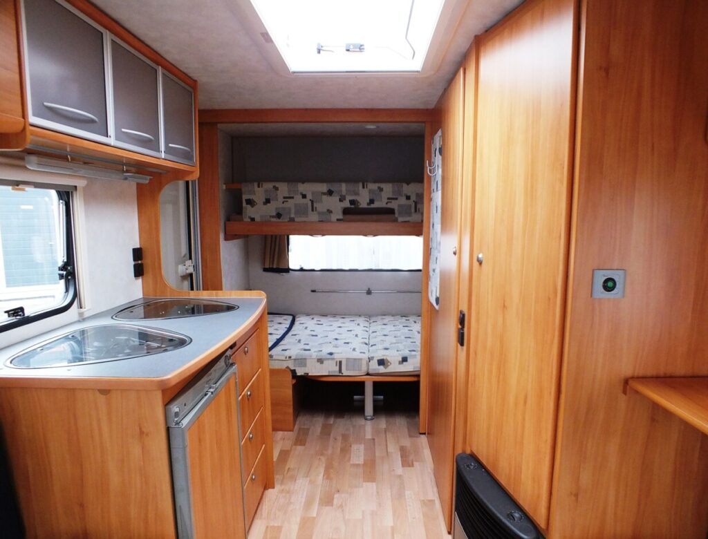 ADRIA Adora 462 UB bj.2004, 5 SLAAPPLAATSEN, met VOORTENT, DOUCHE - Filip Caravans