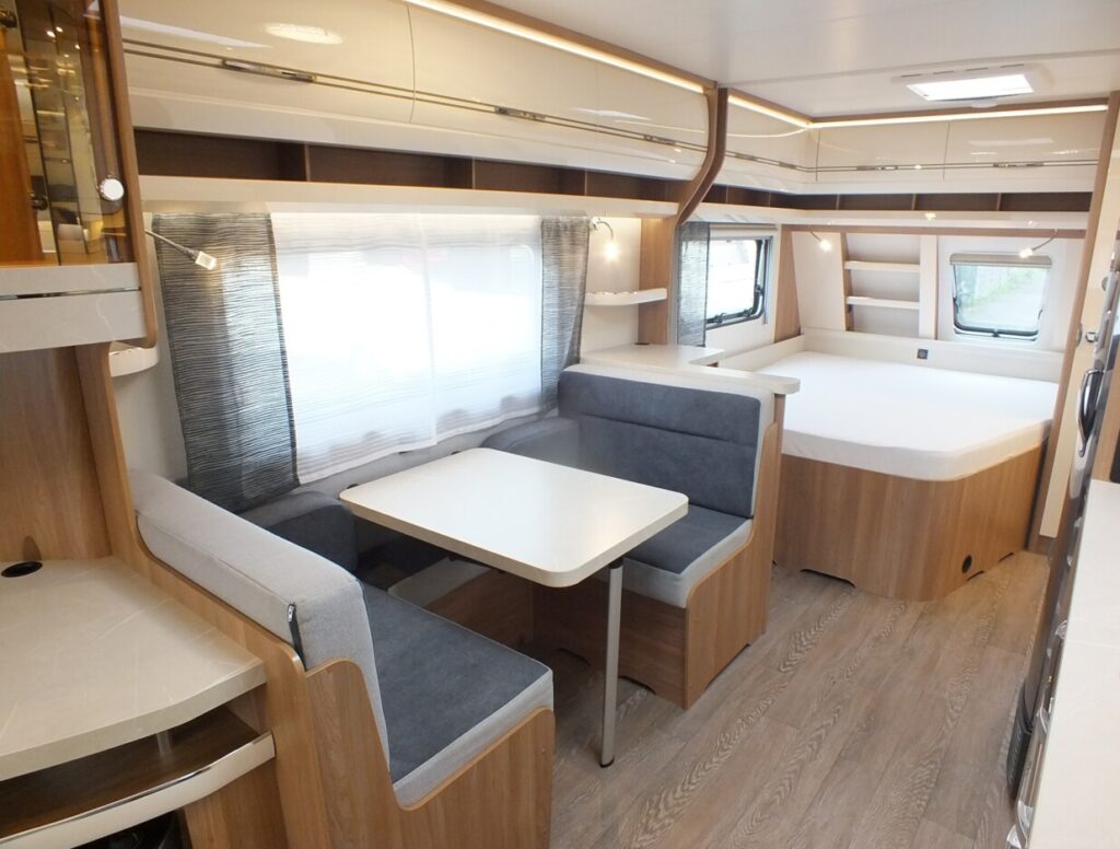 HOBBY Excellent 650 UMFE bj.2021, 5 SLAAPPLAATSEN, VOORTENT