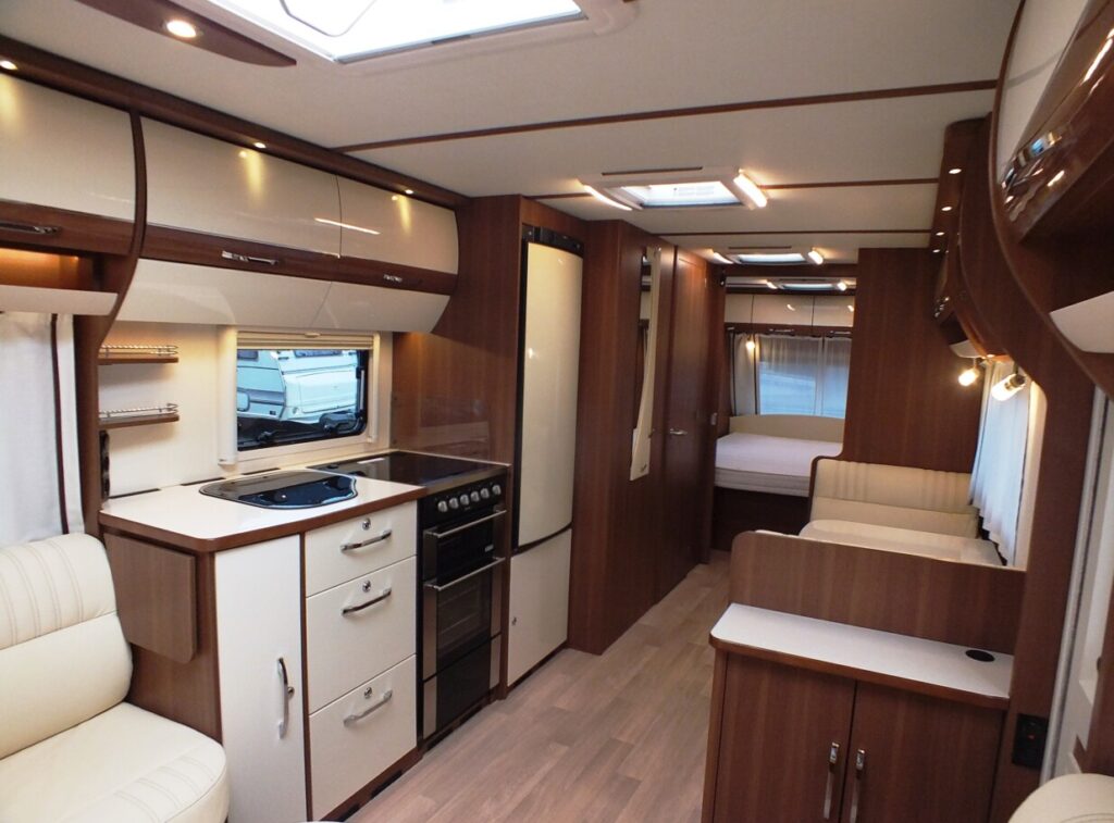 LMC Exquisit 695 VIP, QUEENSBED, DOUCHE, MIDDENZIT