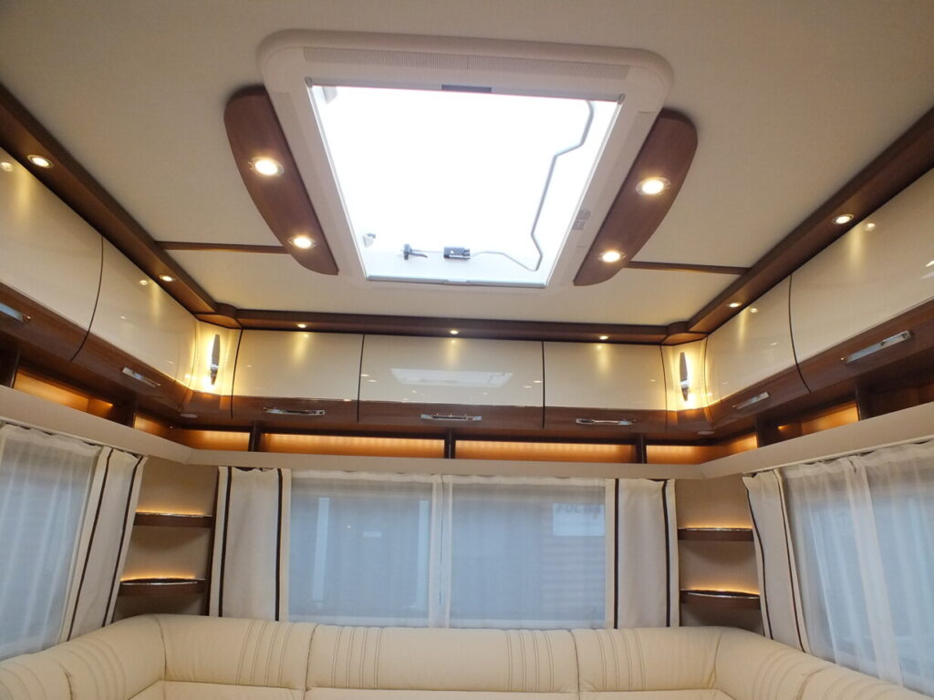 LMC Exquisit 695 VIP, QUEENSBED, DOUCHE, MIDDENZIT