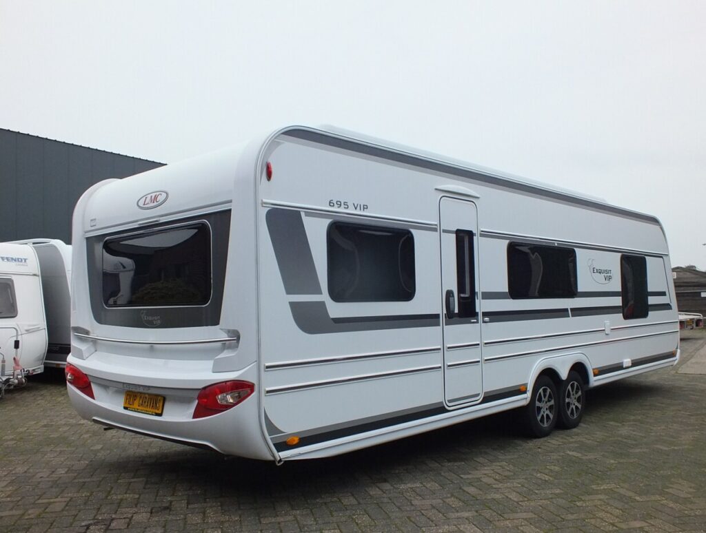 LMC Exquisit 695 VIP, QUEENSBED, DOUCHE, MIDDENZIT